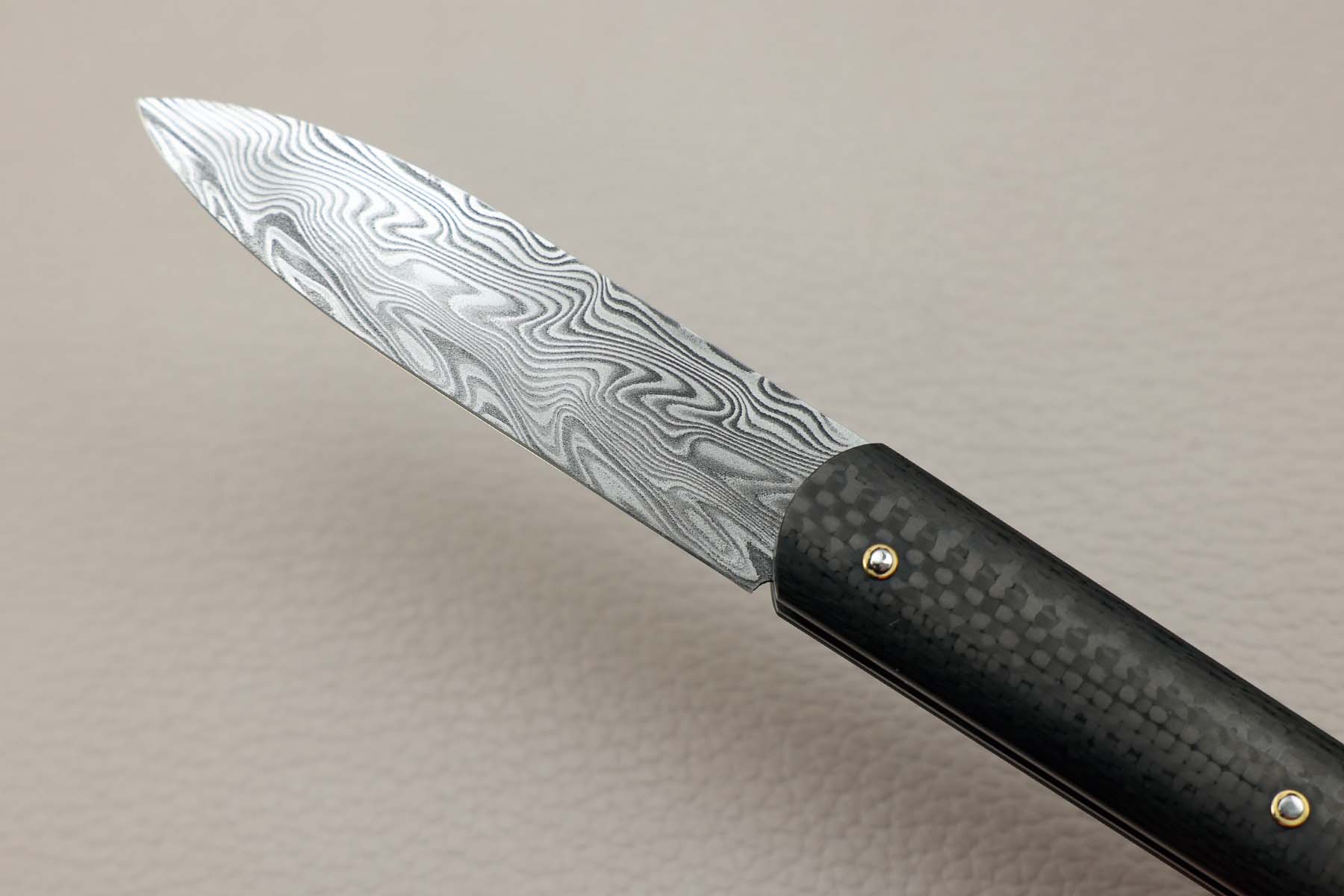 Couteau pliant modèle "le Parisii" manche carbone, lame damas